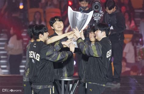 포토 T1 꺾고 Lck 우승 차지한 젠지e스포츠
