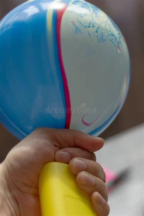 Aufblasen Des Ballons Mit Der Gelben Pumpe Stockbild Bild Von Gerät