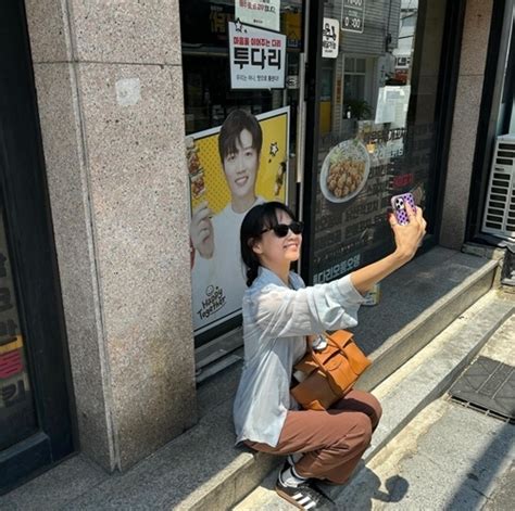 尹胜雅以短袖衬衫和褐色裤子完成了时尚造型演员金武烈的妻子尹胜雅29日通过个人频道上传了多张照片 她通过照片展现了日常生活中干练舒适的时尚