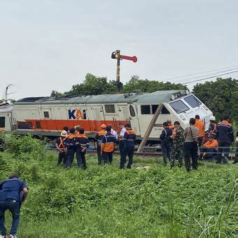 Evakuasi KA Pandalungan Selesai Jalur Stasiun Tanggulangin Dapat