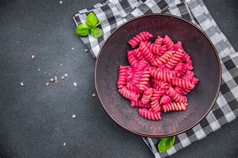 핑크 파스타 접시 사탕무 소스 Fusilli 야채 비트 뿌리 신선한 음식 식사 간식 채식 테이블 위의 음식 복사 공간 음식 배경