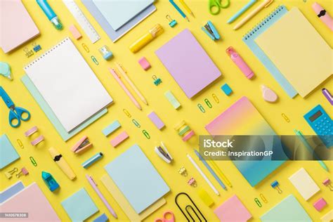 화려한 문구 노트북 연필 교정기 마커 펜 클립의 톱 뷰 사진 스테이플러 계산기 눈금자 접착 테이프 가위 깎는 사람 지우개 스티커 메모 종이를 고립 된 노란색 배경에 배경