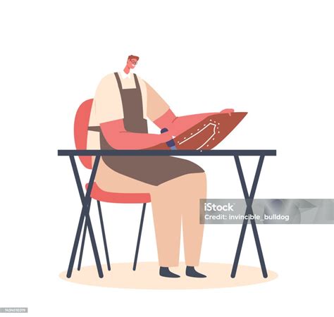 코블러 장인 캐릭터는 흰색 배경에 고립 된 특수 도구를 사용하여 신발을 만듭니다 책상에 앉아있는 신발 메이커 가죽에 대한 스톡