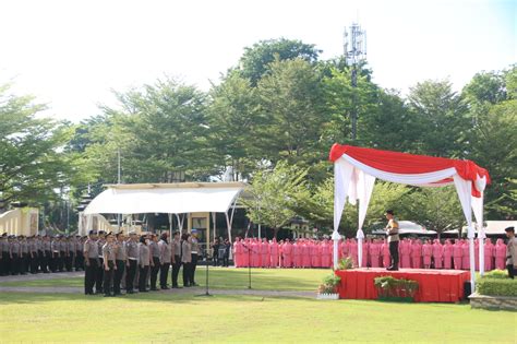 Pimpin Upacara Kenaikan Pangkat Ratusan Personel Polda Sumbar Ini