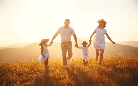 Familia Feliz Madre Padre Niños Hijo E Hija En Sunse Foto De Archivo