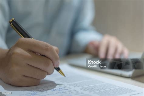 작업 용지에 계약서를 쓰거나 비즈니스 문서에 서명하는 남성의 손 입사 지원을 위한 직원 양식 작성 또는 계약서 및 설문지 작성