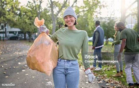 비닐 봉지 공원 지구의 날 지역 사회 봉사 또는 자원 봉사 지원을 위해 초상화를 청소하는 행복한 여자 자연 또는 산림 오염에 도움이되는 Ngo 사람의 재활용 쓰레기 또는