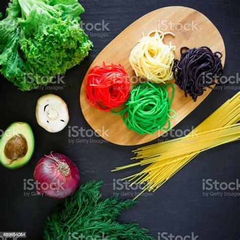 나무 접시와 어두운 테이블에 야채에 다 색된 파스타 플랫이 하다 최고의 볼 수 있습니다 음식 배경 0명에 대한 스톡 사진 및 기타 이미지 Istock