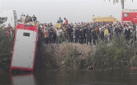 Автобус падна в канал в Египет 19 души загинаха