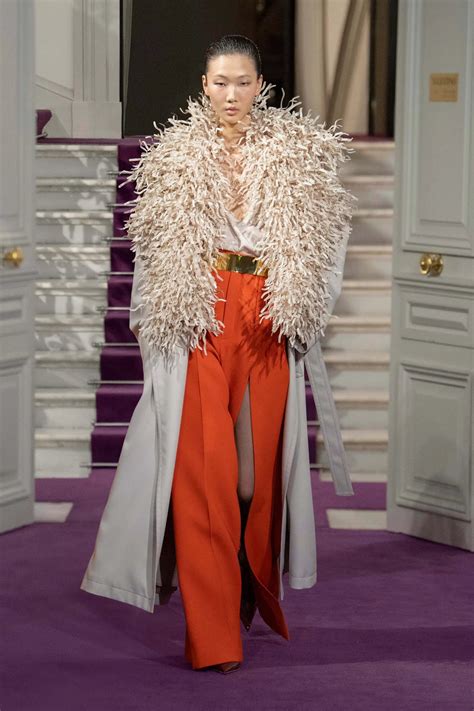 Naked dress những thiết kế xuyên thấu hở bạo gây tranh cãi trên sàn
