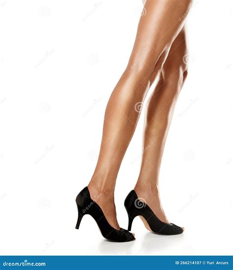Tacones Altos Y Piernas Para La Belleza En Estudio Aislados Fondo