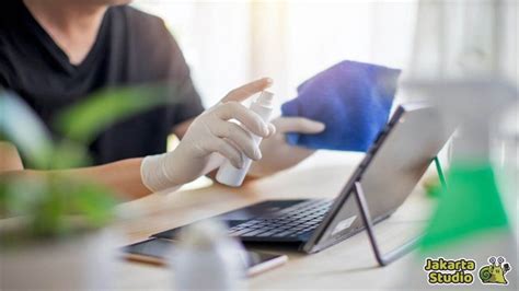 5 Tips Membersihkan Layar Macbook Yang Aman