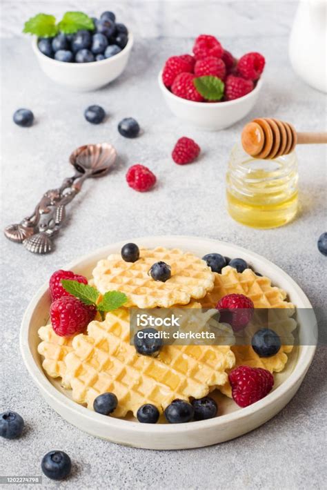 신선한 라즈베리와 블루베리를 콘크리트 배경에 깔고 골판지 와플 쿠키 공간을 복사합니다 Capital Region에 대한 스톡 사진 및 기타 이미지 Capital