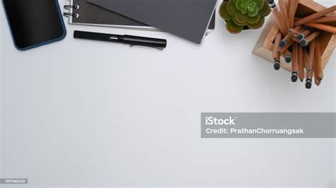 스마트 폰 Noteook 문구류 식물 및 와이트 테이블에 복사 공간을 갖춘 디자이너 작업장의 오버 헤드 샷 0명에 대한 스톡