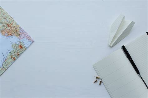 여행지도 종이 비행기 및 일기 무료 사진
