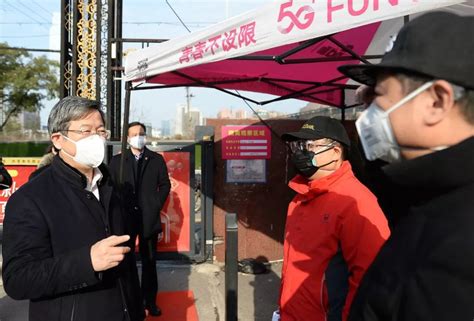 暗访中央指导组副组长陈一新到武汉社区隔门交谈 手机新浪网