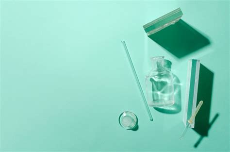 실험실 유리 제품 밝은 파란색 표면에 드롭퍼의 상단 보기 빈 공간입니다 화장품 실험실의 개념 0명에 대한 스톡 사진 및 기타
