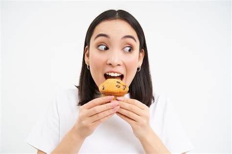 Close Up Da Mulher Coreana Feliz Comendo Cupcake Deliciosa Sobremesa