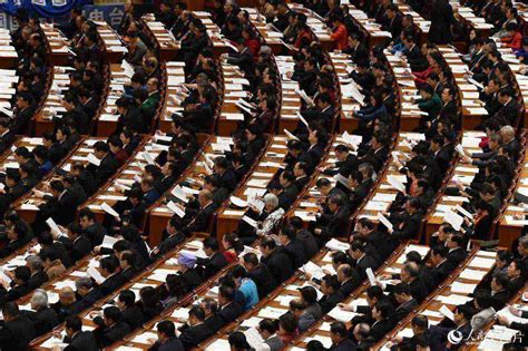 参会代表认真听会2 2017全国两会 人民网