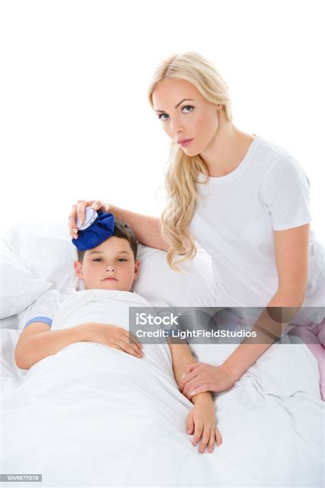 어머니 지주 아이스 팩 온도 흰색 절연 침대에 누워 아픈 아들의 머리에 가족에 대한 스톡 사진 및 기타 이미지 가족 건강