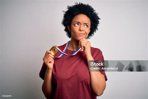 금발 우승 대회 심각한 얼굴 생각에 대 한 생각 매우 혼란 스러운 생각을 입고 곱슬 머리를 가진 젊은 아프리카 계 미국인 선수 여자 금 금속에 대한 스톡 사진 및 기타