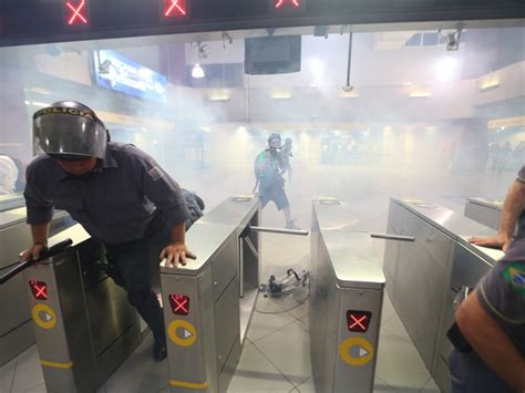 G1 Após Fim Do Protesto Do Mpl Estação De Metrô Registra Tumulto