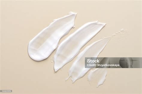 스킨 케어 크림 페이스 세럼 베이지색 배경에 로션 견본 얼룩 화이트 라이트 크림 화장품 미용 제품 얼룩 스 와이프 근접 촬영