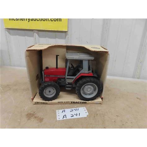 Ertl Massey Ferguson 4wd Tractor Scale 116 New In Box Mcsherry