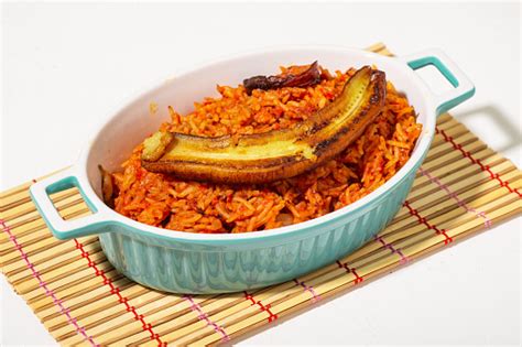 튀긴 바나나와 졸로보 쌀 토마토 양파 향신료를 곁들인 전통적인 나이지리아 쌀 식품 라이트 백 0명에 대한 스톡 사진 및 기타
