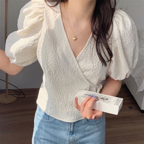 블링앤수 블링앤수 여성 브이넥 기본핏 캐주얼 반팔 데이트룩 랩 블라우스 Lzz102 화이트