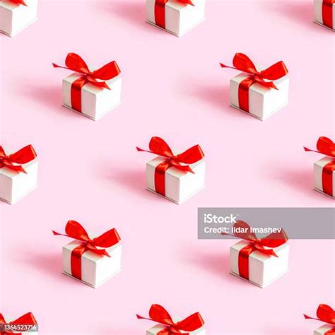 작은 흰색 포장 선물 상자는 밝은 분홍색 배경에 원활한 패턴을 반복합니다 발렌타인 데이 생일 어머니의 날 깜짝 선물 포장지 연속