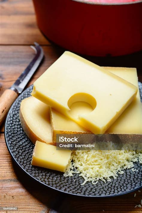 스위스의 에멘탈 또는 Emmentaler 매체 하드 치즈 둥근 구멍 Gruyere 아펜젤러와 전통적인 치즈 퐁듀와 그 라 탕에 사용 하는 라 클 렛 치즈 0명에 대한 스톡