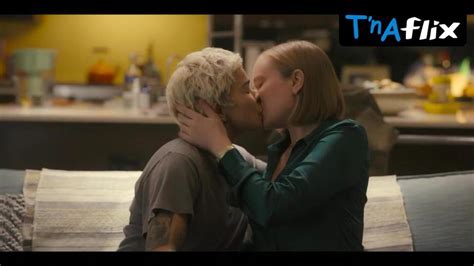 Hannah Einbinder Lesbian Scene In Hacks