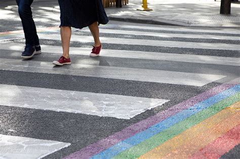 Lgbt 무지개 색으로 횡단하는 보행자 횡단보도를 걷는 발의 클로즈업 2명에 대한 스톡 사진 및 기타 이미지 2명