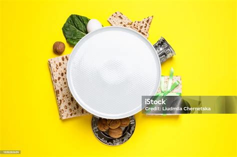 노란색 배경에 상징적 인 유월절 항목으로 만든 프레임 텍스트 공간 페사 축하 유월절에 대한 스톡 사진 및 기타 이미지 유월절