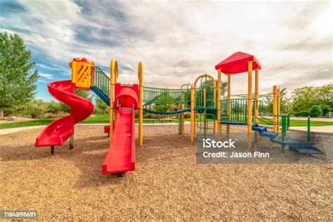 빨간 슬라이드와 등반 바가있는 공원의 빈 어린이 놀이터에 집중 관광에 대한 스톡 사진 및 기타 이미지 관광 낮 미국 Istock