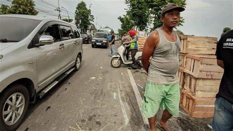 Kecelakaan Maut Di Bojonegoro Niat Menyeberang Pemotor Tewas Tertimpa