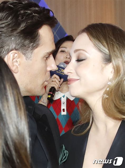 박경림 헨리 카빌·나탈리 비스쿠소 키스 1열 직관 뉴스1