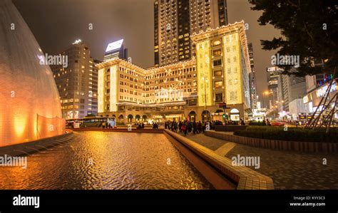 Dome Water Fountain At Front Of Peninsula Hotel In Hong Kong Stock