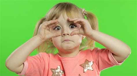 긍정적 인 소녀는 감정적으로 핑크 블라우스에 얼굴과 미소를 합니다 크로마 키 건강한 생활방식에 대한 스톡 사진 및 기타 이미지