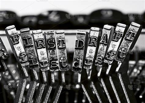 单词firts草稿与旧打字机键单色i