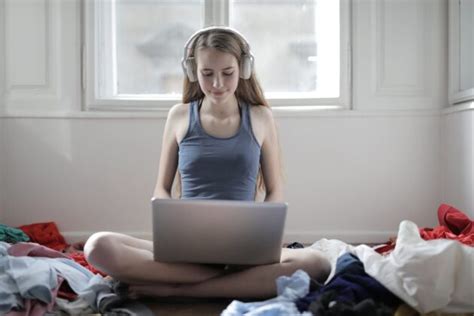6 Advantages And Disadvantages Of Listening To Music While Studying