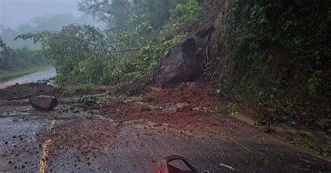 Calles Bloqueadas Inundaciones Derrumbes Y árboles Caídos Entre Las