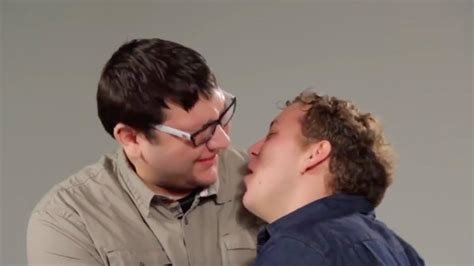 Homens Beijam Homens Pela Primeira Vez