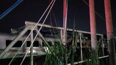 Lokomotif Kereta Masih Tersangkut Di Jembatan Madukuro Semarang
