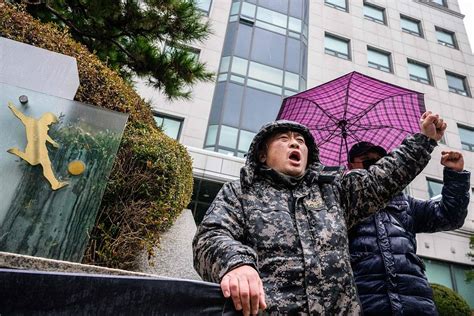 克林斯曼下课，球迷责难“权力游戏”！韩国男足“内讧门”持续发酵李刚仁孙兴足球