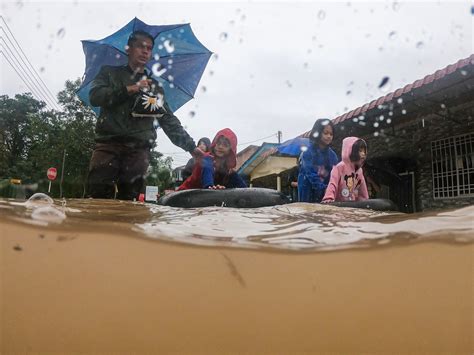 Thousands Forced From Their Homes Amid Southern Malaysia Floods