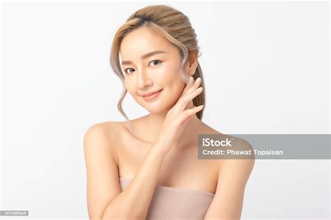 행복한 아름다운 젊은 아시아 여성 깨끗한 신선한 맨손 피부 개념 아시아 소녀 뷰티 얼굴 스킨 케어 및 건강 웰빙 얼굴 치료