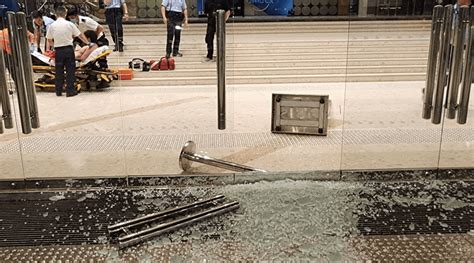 半裸醉洋漢大鬧會展 以鐵架砸碎玻璃門擅闖大堂 遭警員制服拘捕 星島日報