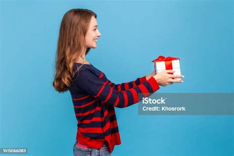 선물 상자를주고 휴일로 가까운 사람에게 인사하고 긍정적 인 감정을 표현하는 여성 우정에 대한 스톡 사진 및 기타 이미지 우정